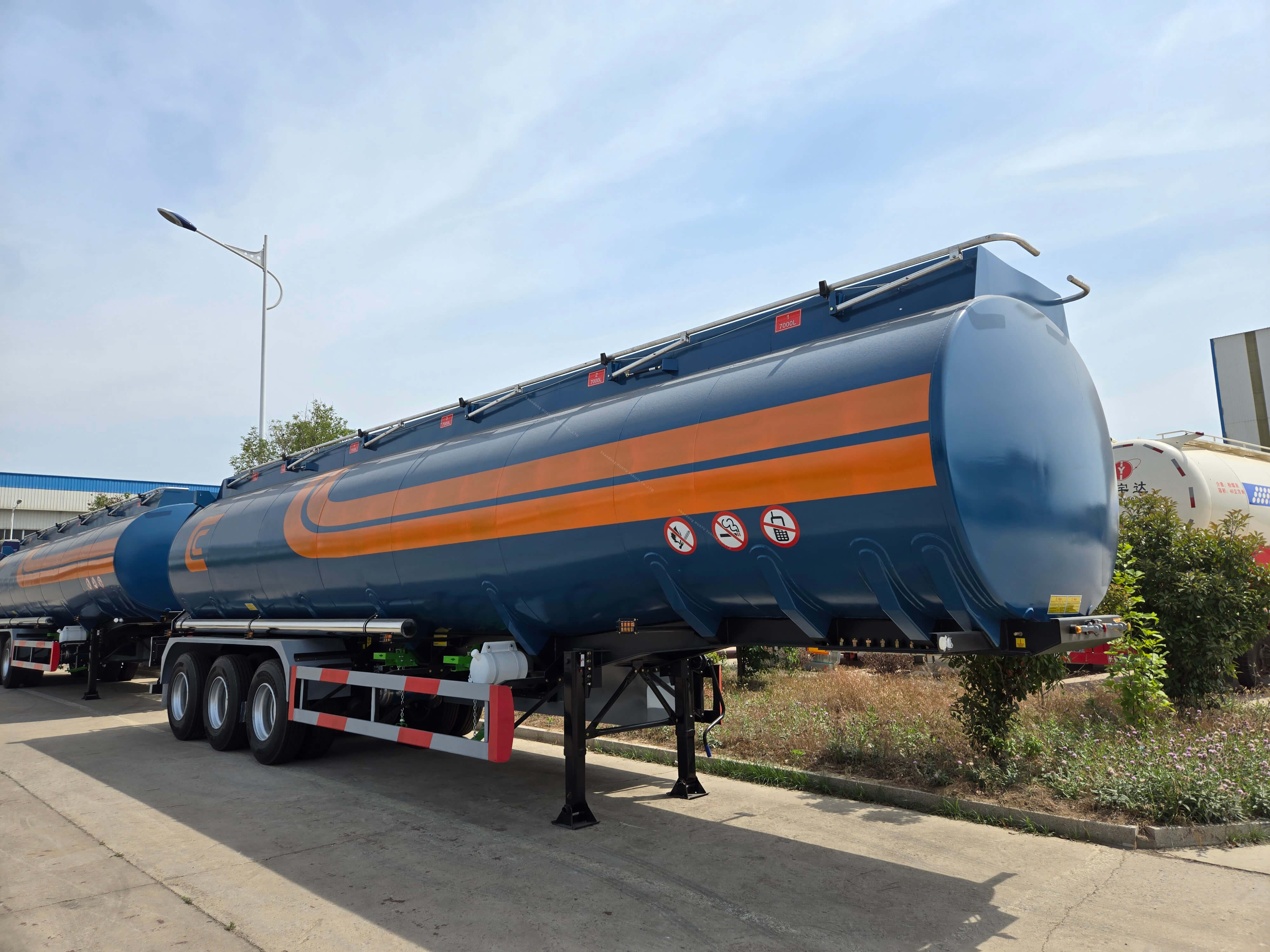 3 Axles 40000L Fuel Tanker Trailer from China manufacturer - HUAYU